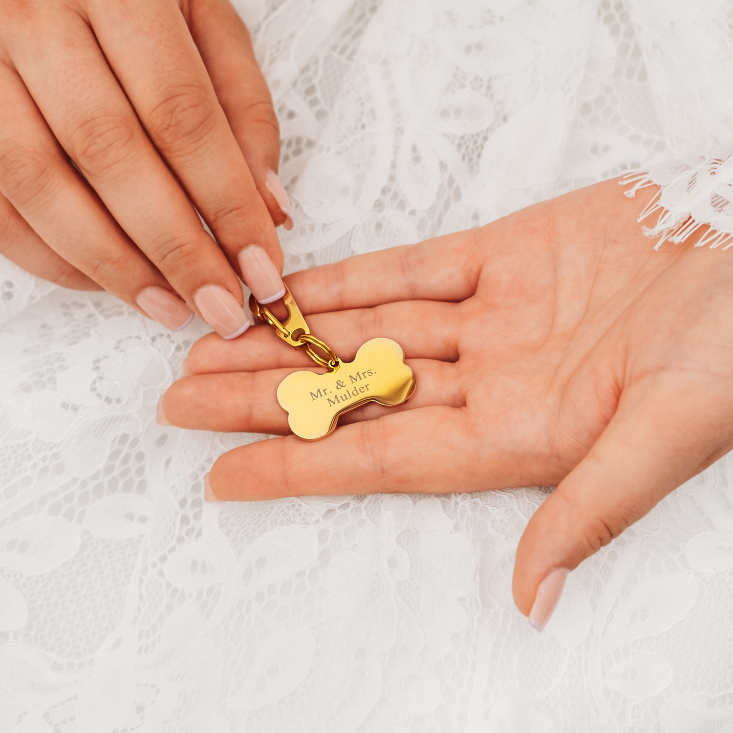 Hondenpenning bot graveren kleur goud | Penningen | DRKS.nl