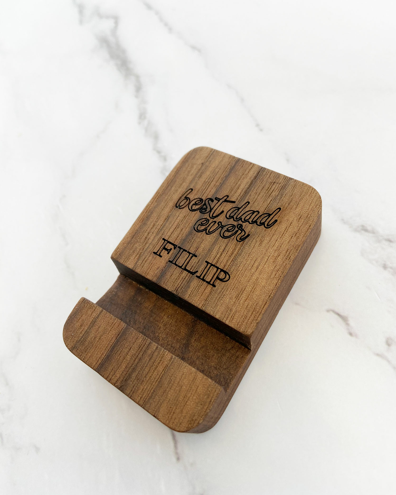 Houten telefoonhouder met naam - Best Dad | Shop DRKS